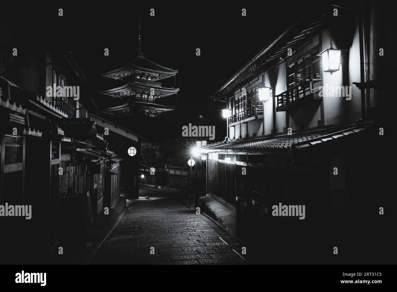 The famous view down Sannen Zaka Street in Higashiyama district in ...