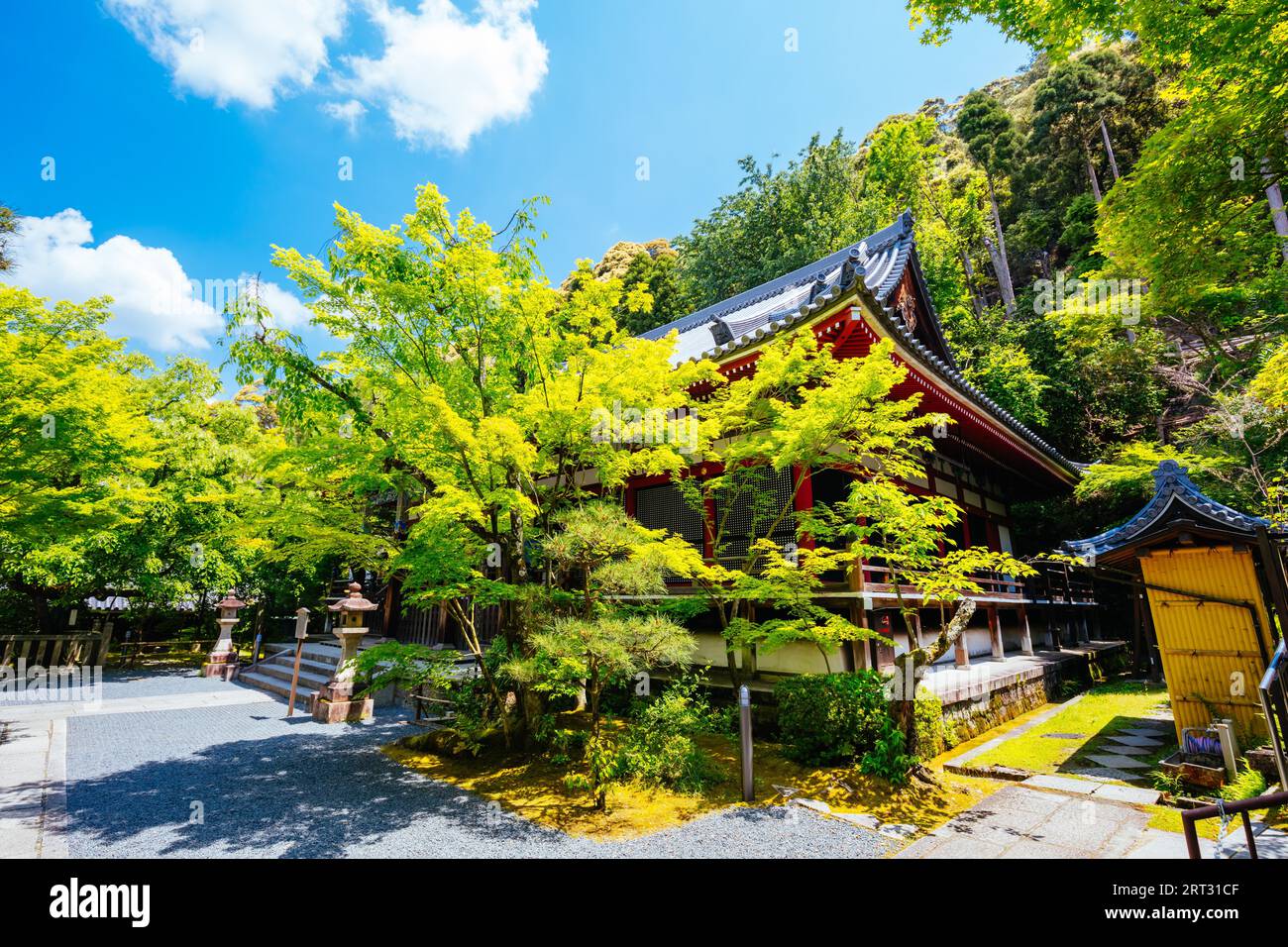 The famous Eikando temple (Eikan-do) on a warm spring day in Kyoto ...