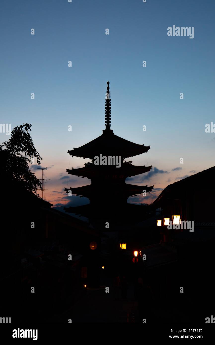 The famous view down Sannen Zaka Street in Higashiyama district in ...
