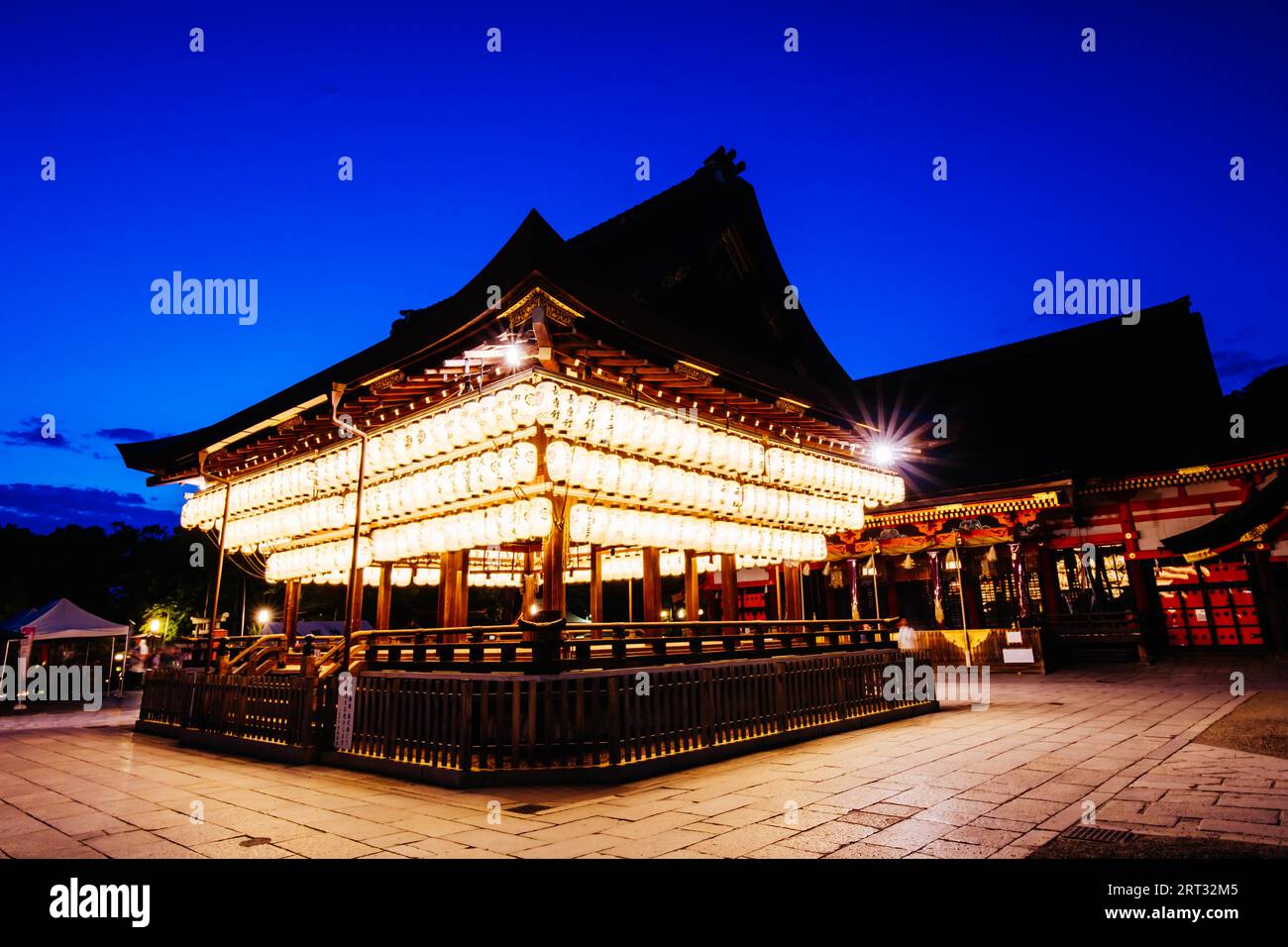 Kyoto, Japan, May 16 2019: Maidono at Yasaka-Jinja Shrine in Kyoto ...
