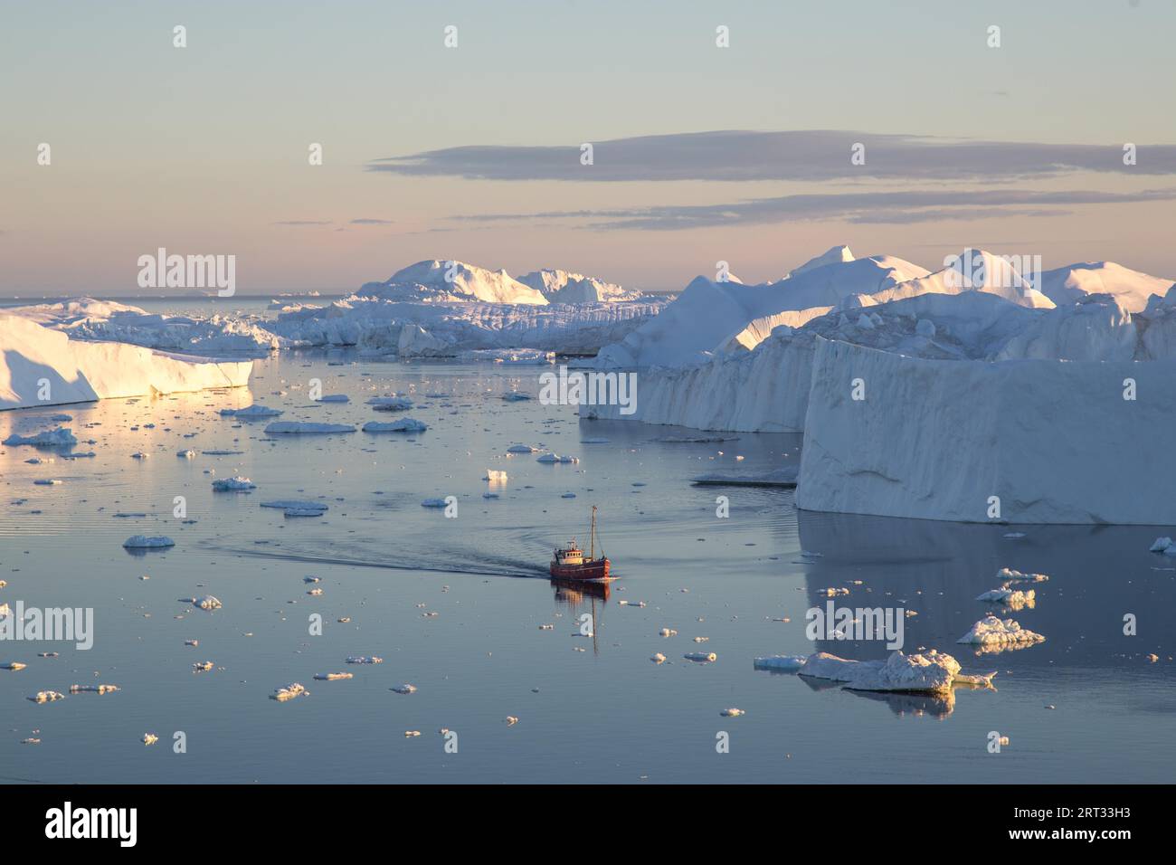 Red ship and icebergs hi-res stock photography and images - Alamy