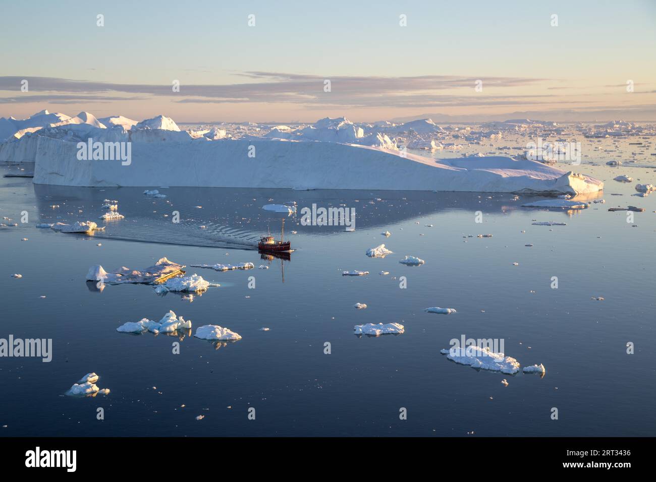 Red ship and icebergs hi-res stock photography and images - Alamy