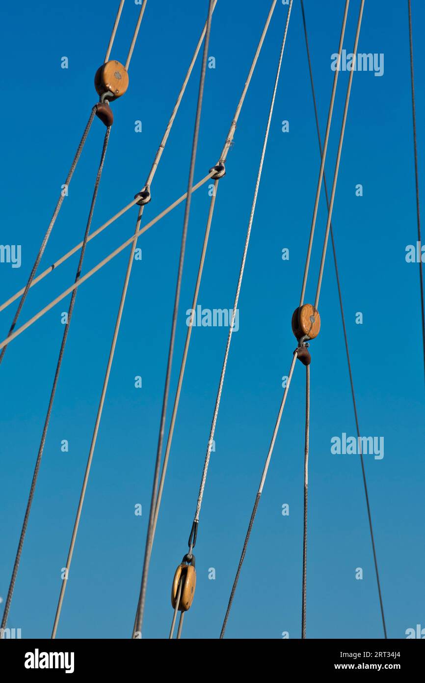 Blocks and flying shrouds in classic yacht rigging - Vele d'Epoca di ...
