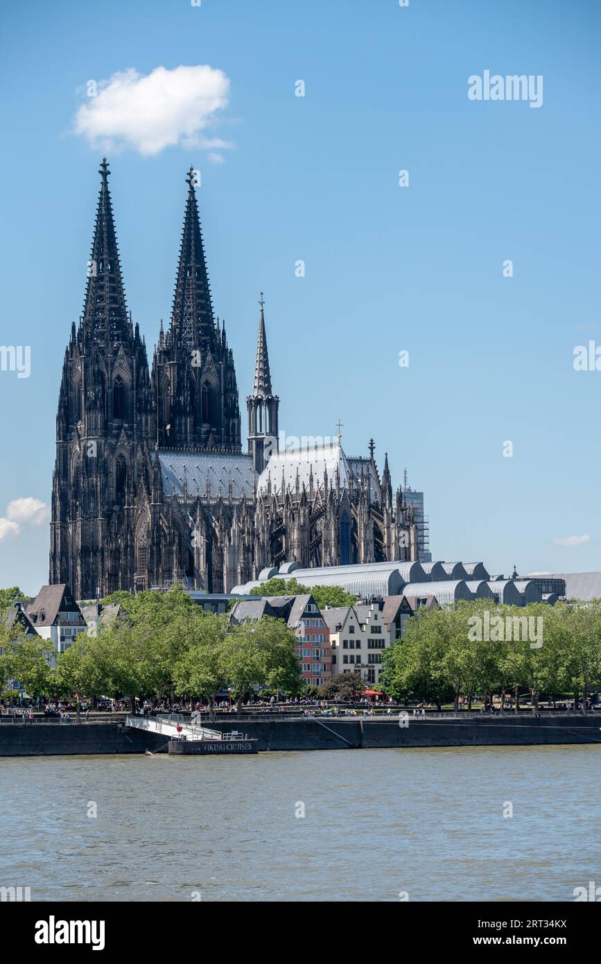 Cloud over the spires of Cologne Cathedral Stock Photo - Alamy
