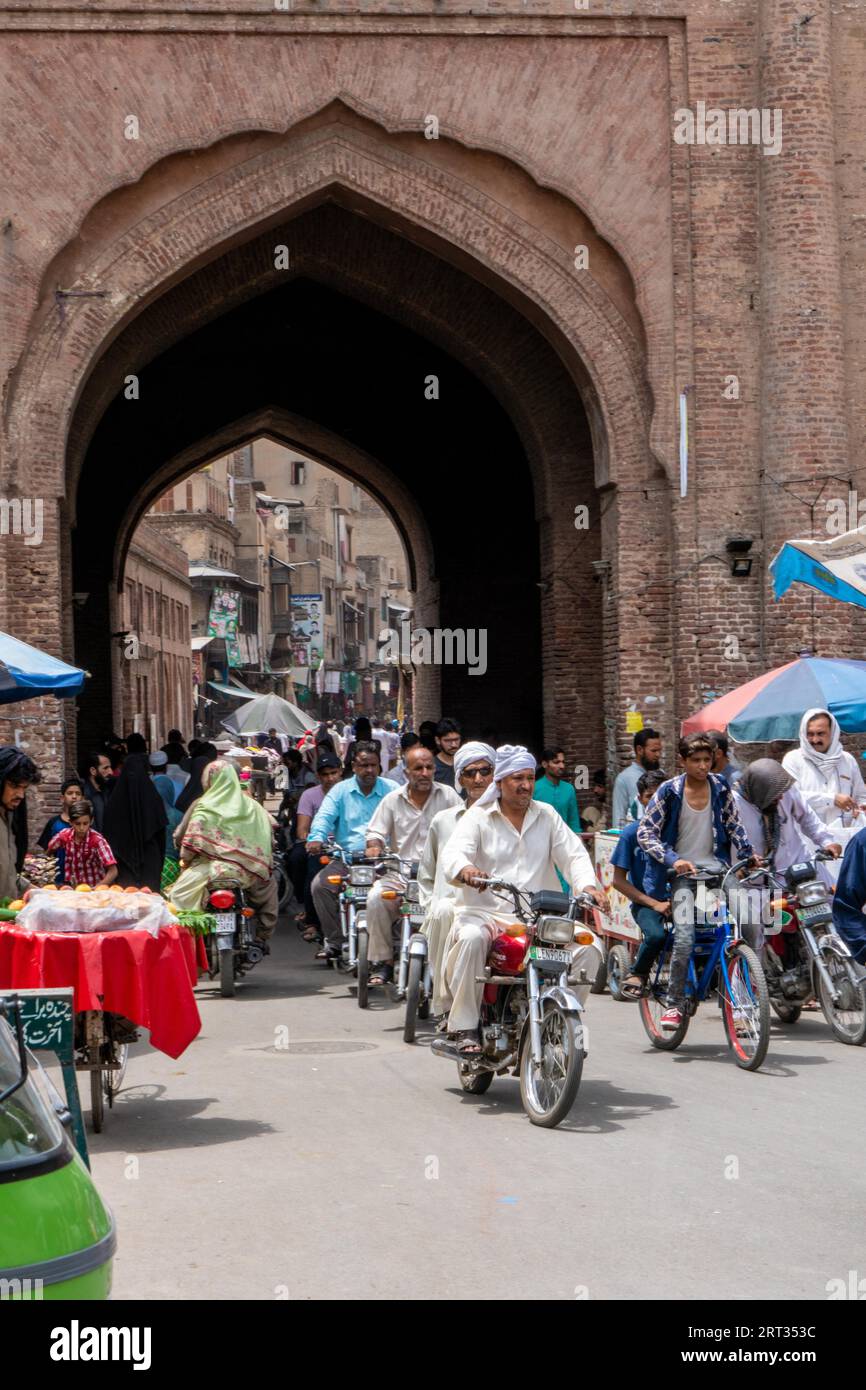 Traffic in lahore pakistan hi-res stock photography and images - Alamy