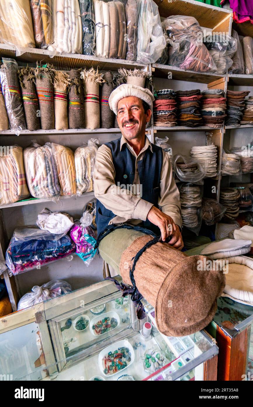 Pakistani traditional costume man hi-res stock photography and images ...