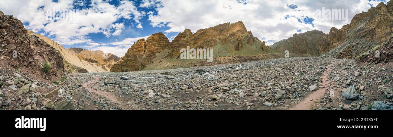 Panoramic scenery of popular Markha Valley trek in old buddhist kingdom ...
