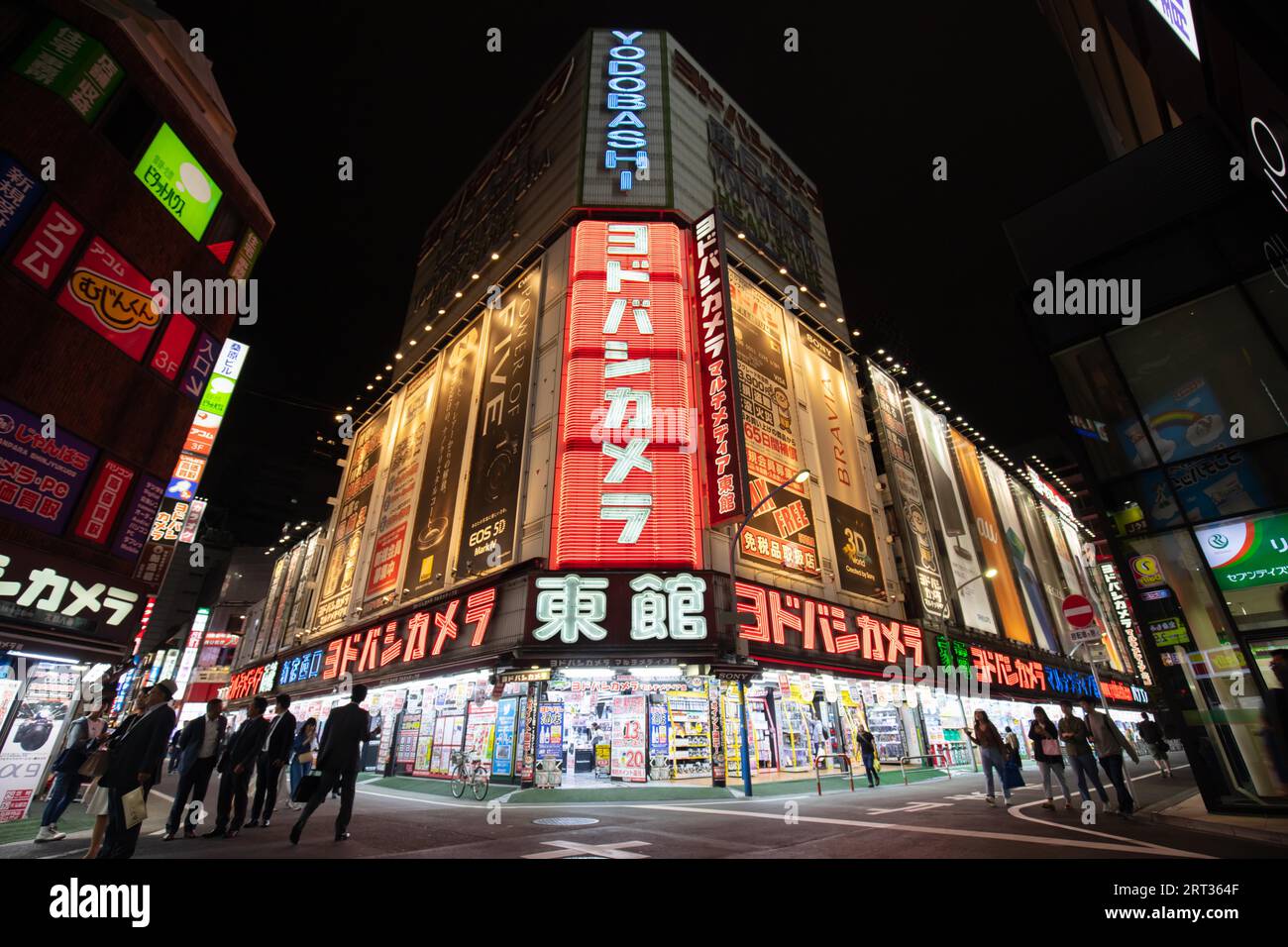 Shinjuku, Japan, 12 May 2019: Neon signs illuminate Tokyo?s busy ...
