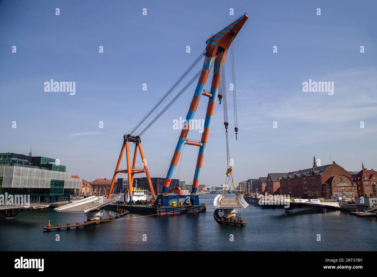 Installing parts hi-res stock photography and images - Alamy