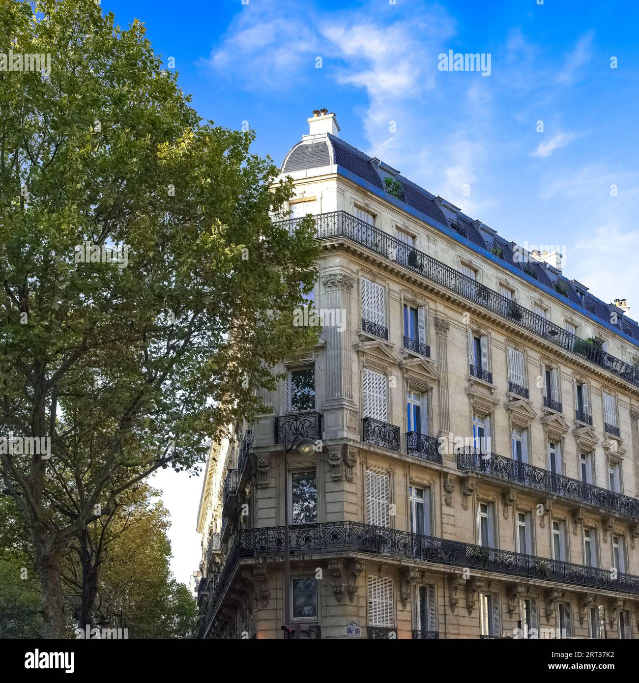 Paris, beautiful facades in the 7e arrondissement, quai Voltaire, near ...