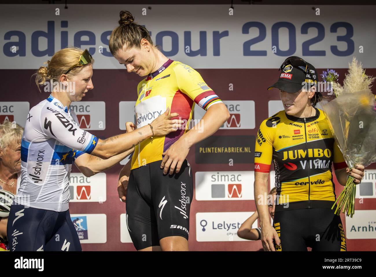 ARNHEM - General classification winner Lotte Kopecky amidst Lorena ...