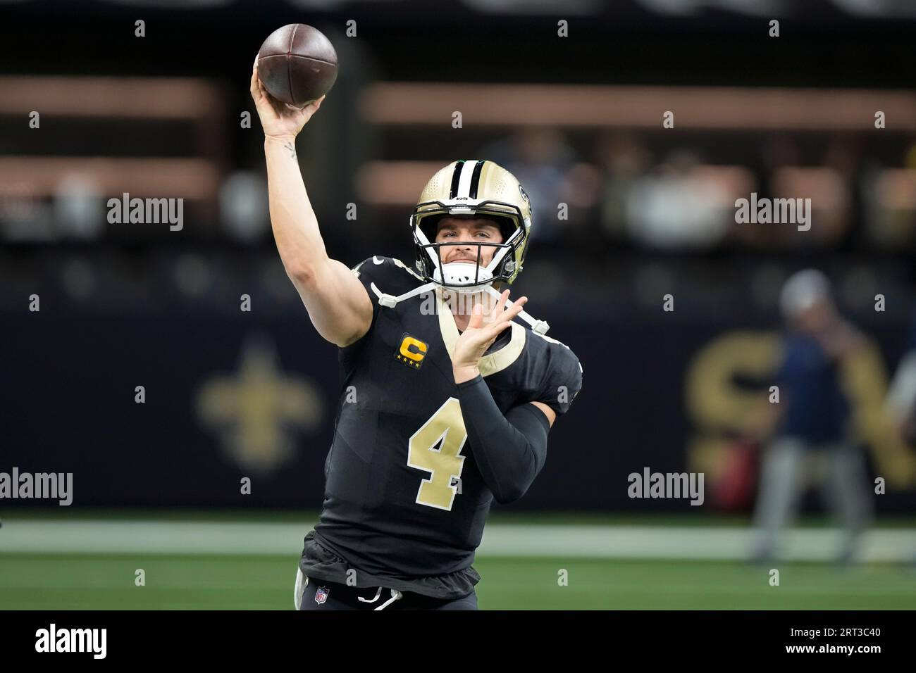 New Orleans Saints quarterback Derek Carr (4) warms up before an NFL ...