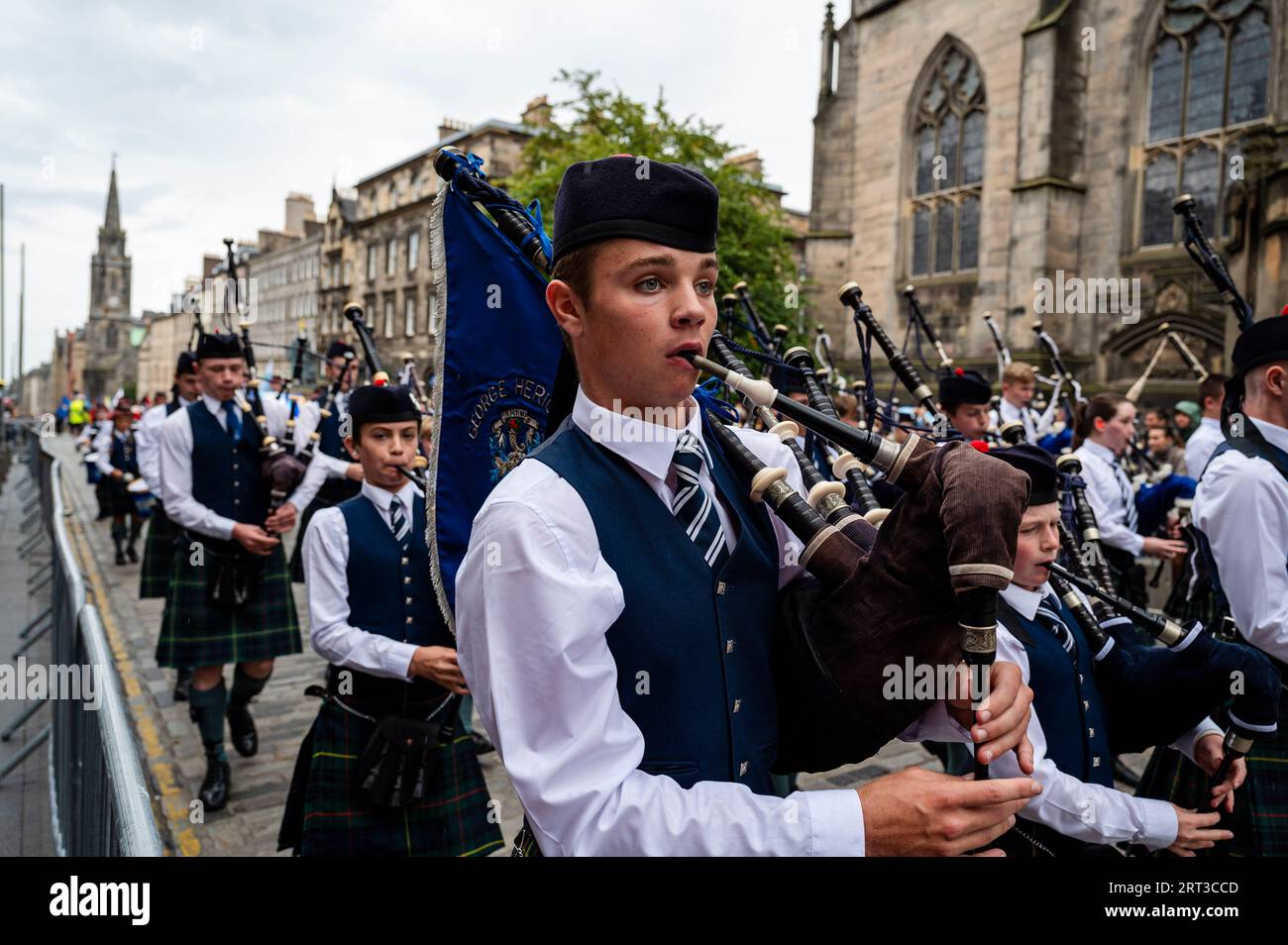 Pipe band, royal mile, edinburgh hi-res stock photography and images ...