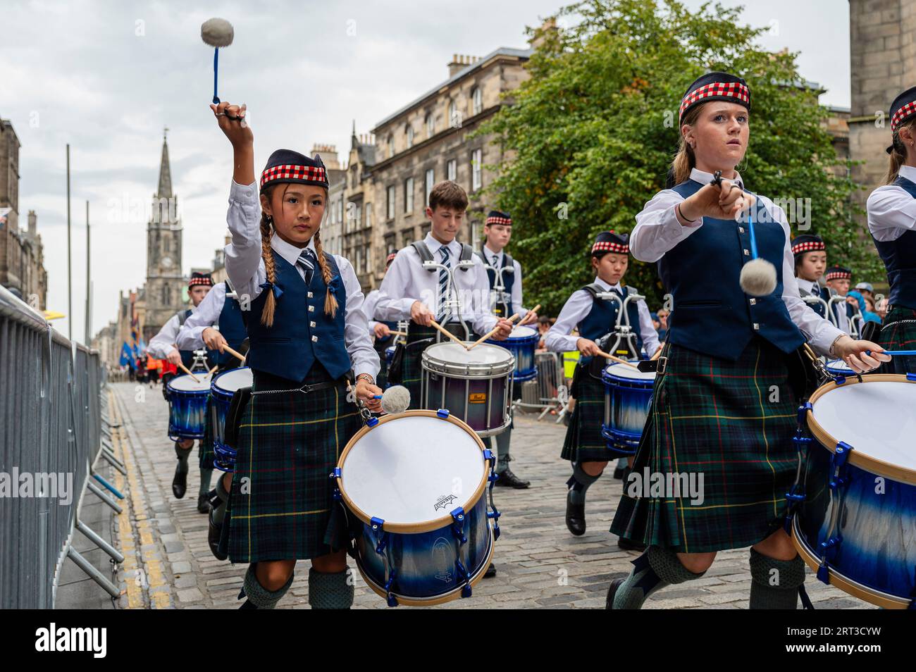 Pipe band, royal mile, edinburgh hi-res stock photography and images ...