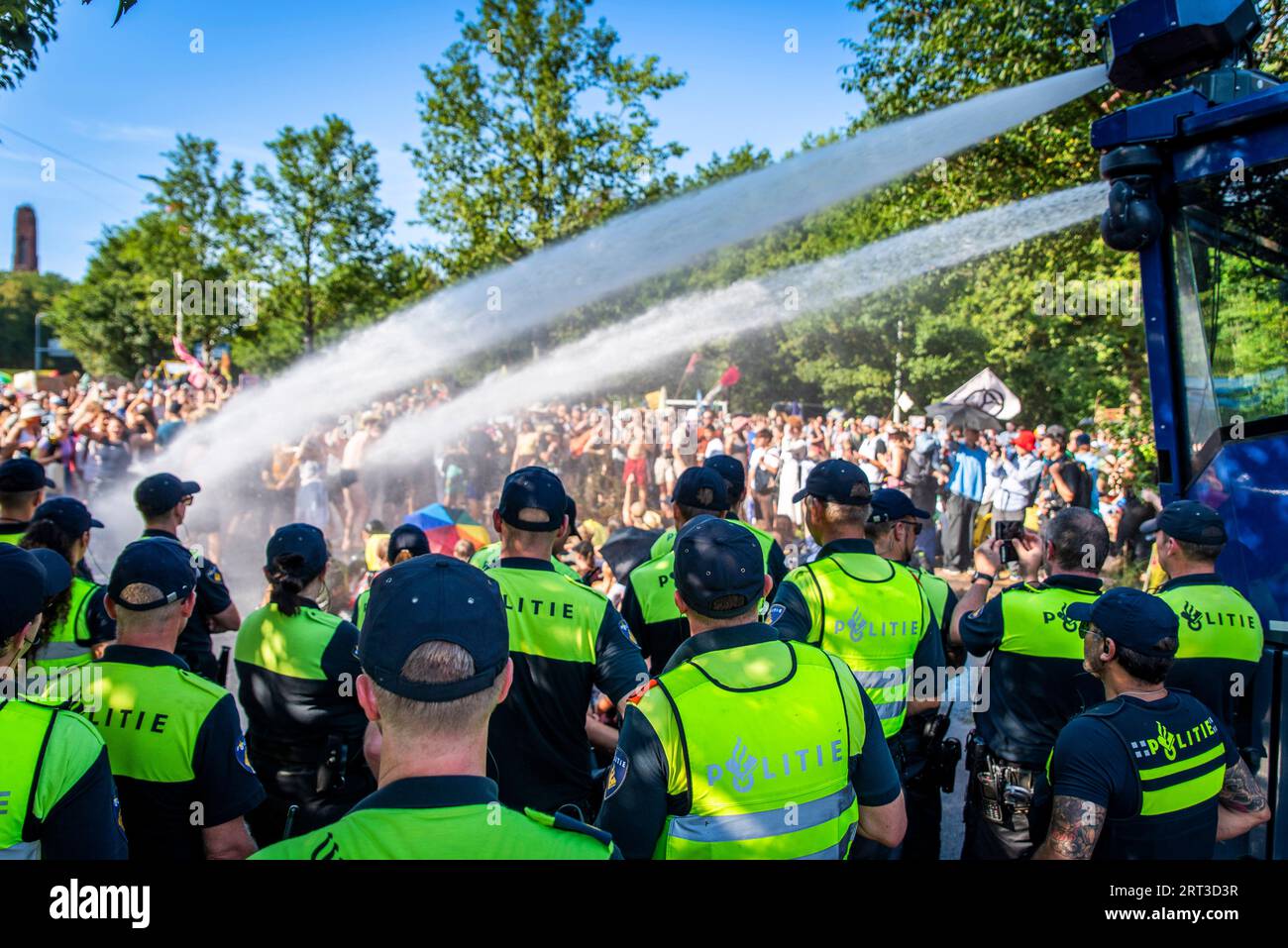 Police water cannons hi-res stock photography and images - Alamy
