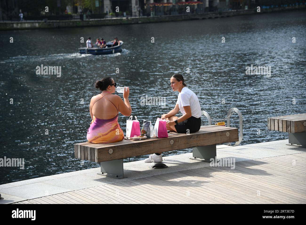 Riverside bar canary wharf hi-res stock photography and images - Alamy