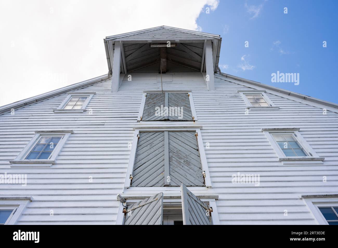 Traditional wooden multi storey warehouse Stock Photo - Alamy