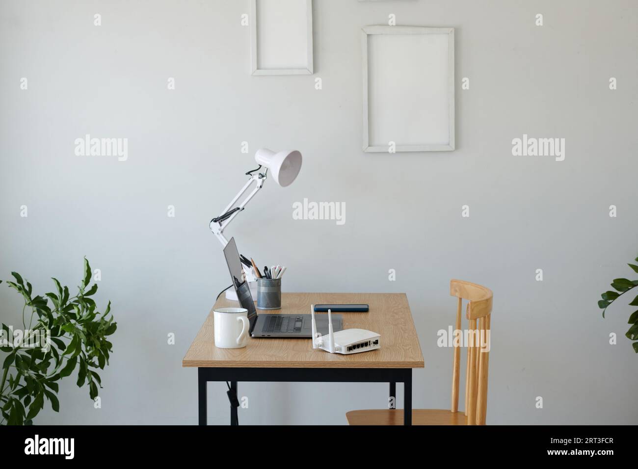 Small working table hi-res stock photography and images - Alamy