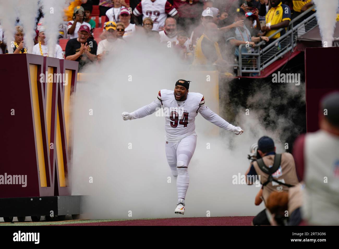 Washington Commanders defensive tackle Daron Payne (94) takes to the ...