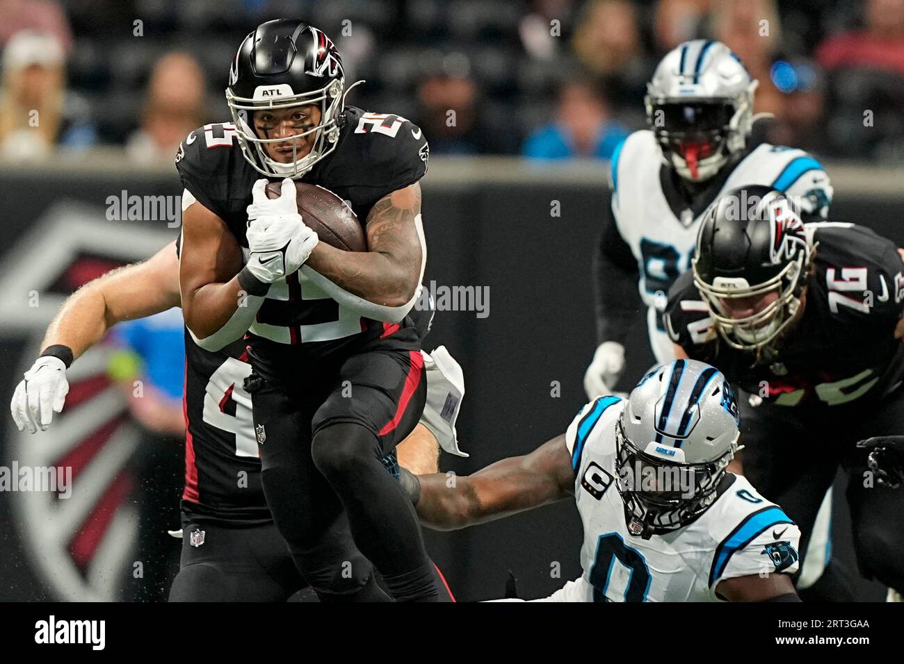Atlanta Falcons running back Tyler Allgeier (25) runs against the ...
