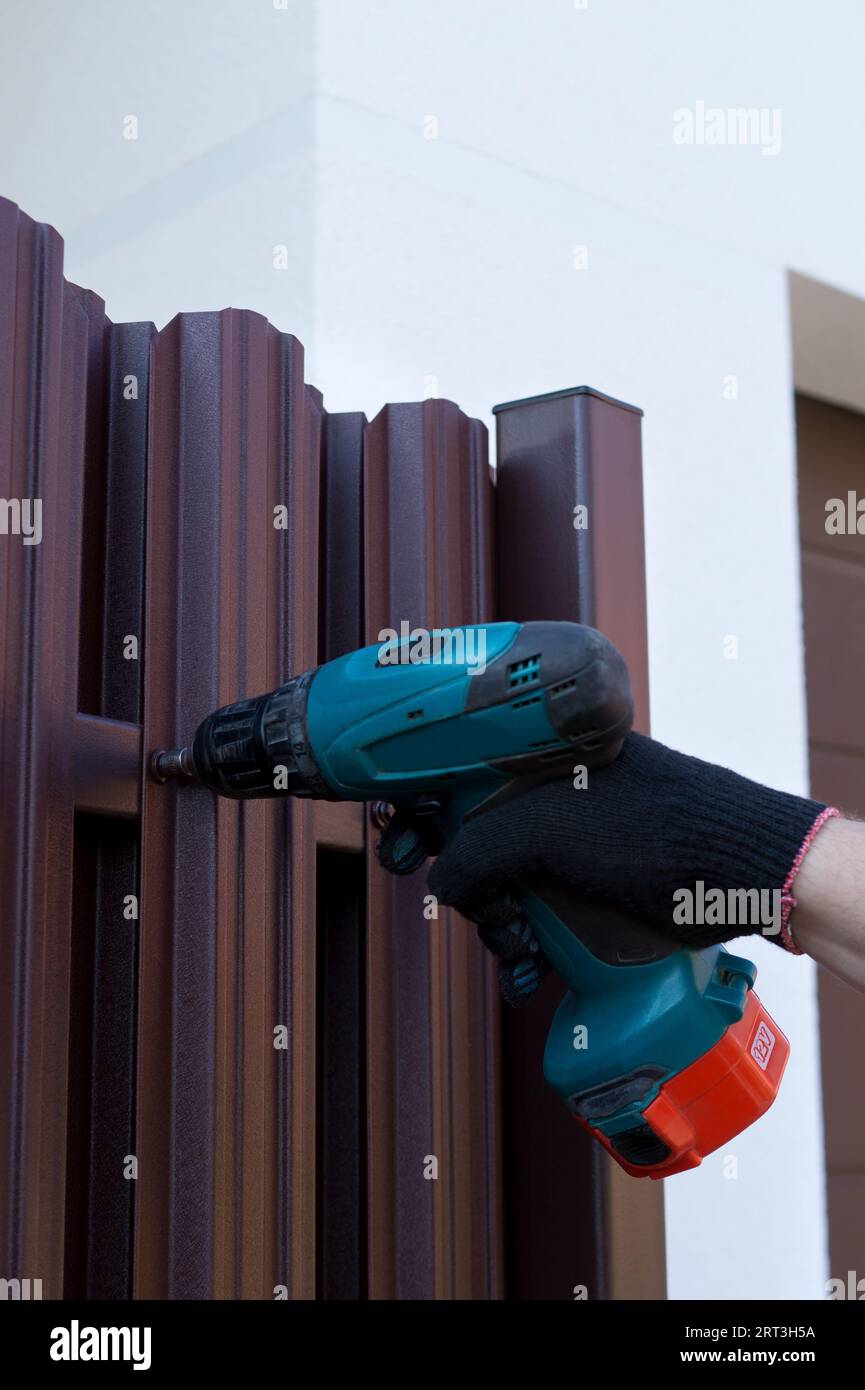 Worker electric screwdriver install hi-res stock photography and images ...