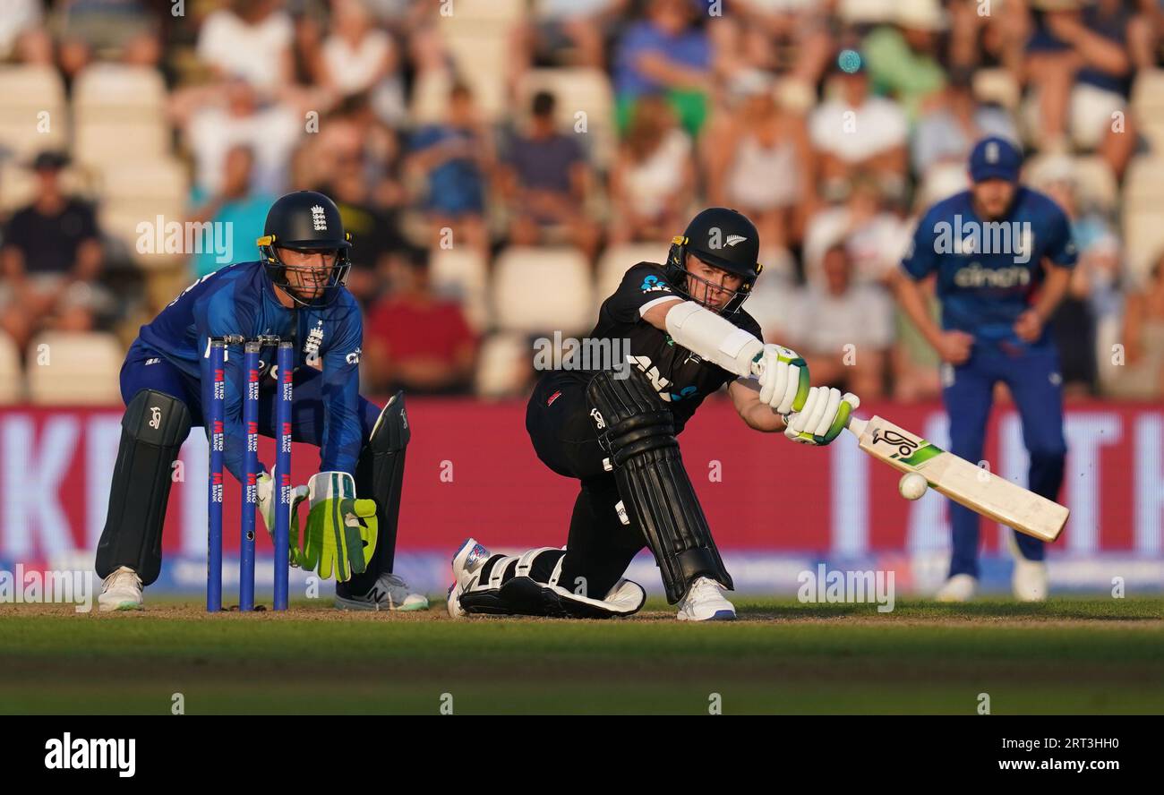 New zealands tom latham bats hi-res stock photography and images - Alamy