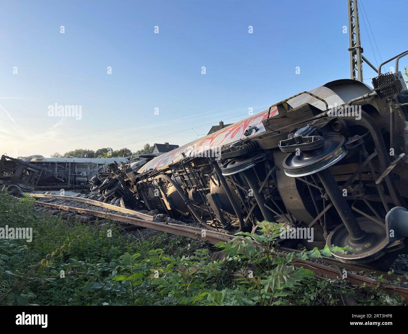 Geseke, Germany. 10th Sep, 2023. Parts of a derailed freight train can ...