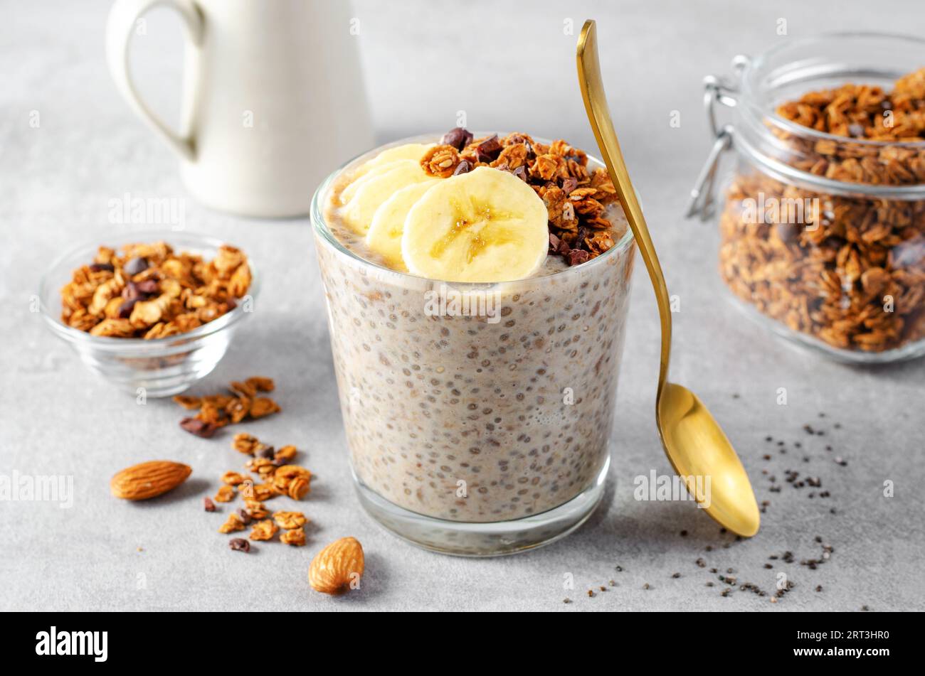 Chia Pudding with Banana, Granola and Cinnamon, Overnight Banana Oats ...