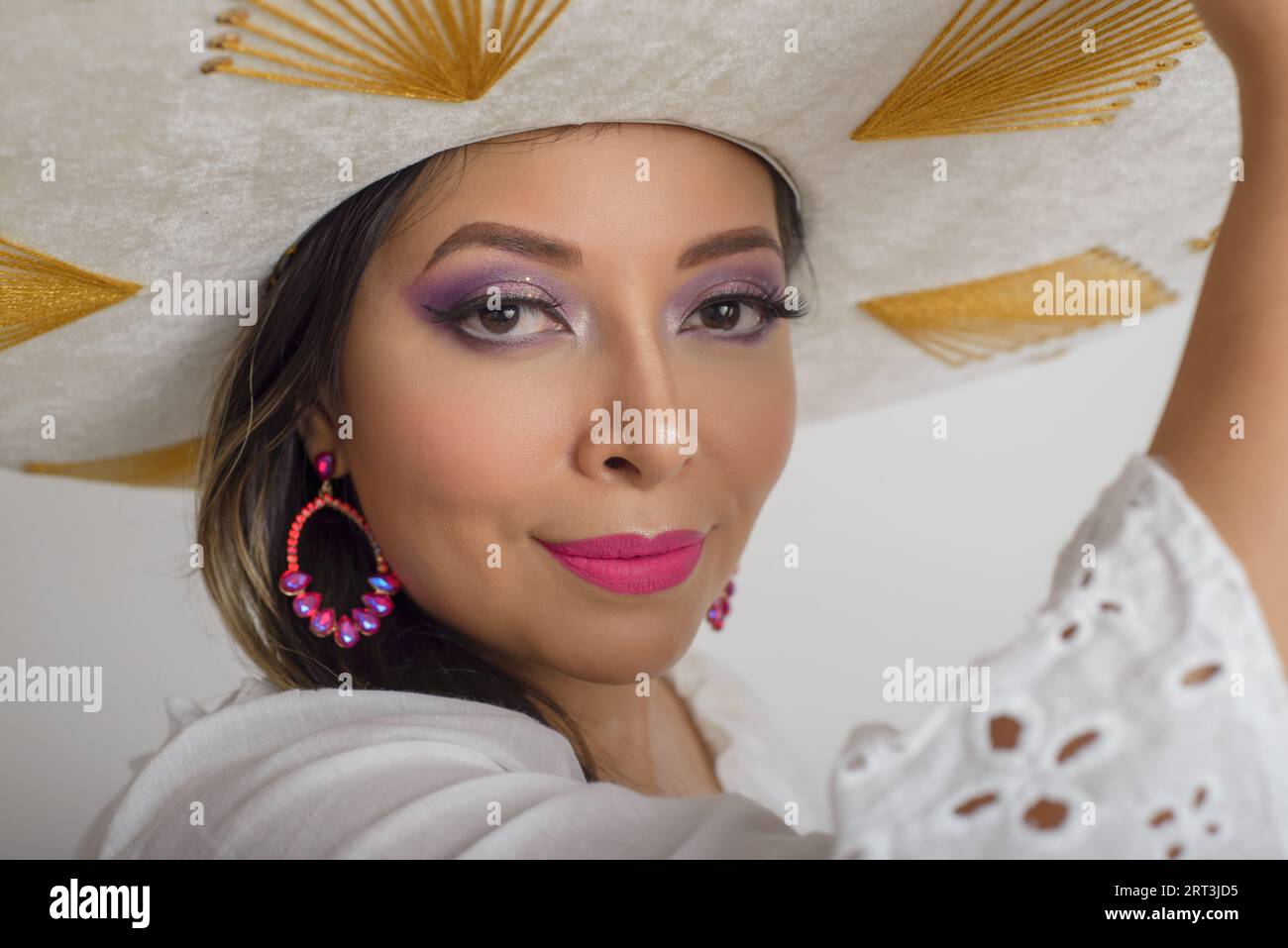 Mexican woman wearing a mariachi hat. Woman with sombrero, white background Stock Photo - Alamy