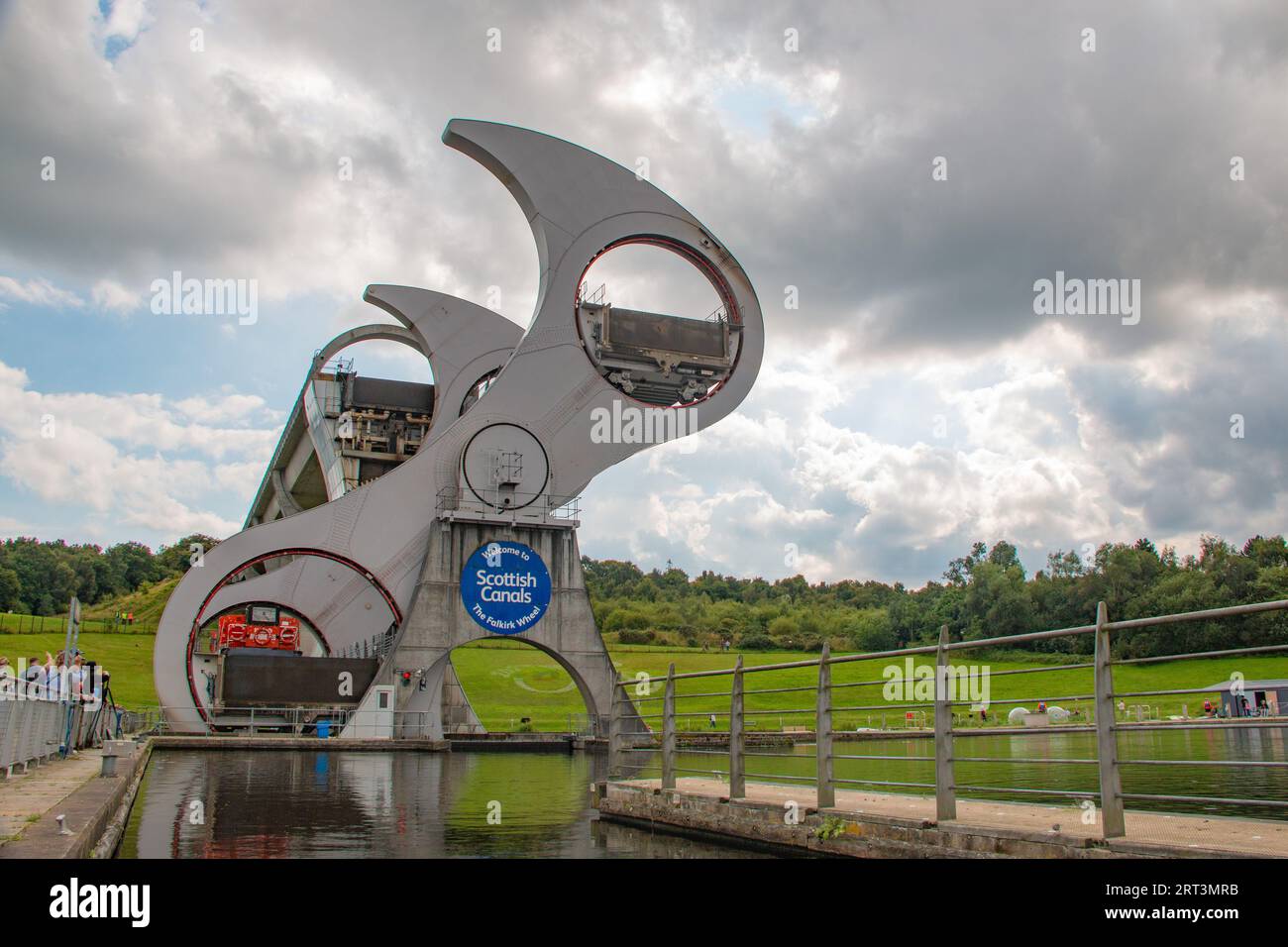The innovative, modern Falkirk Wheel - Scottish canals rotating boat ...