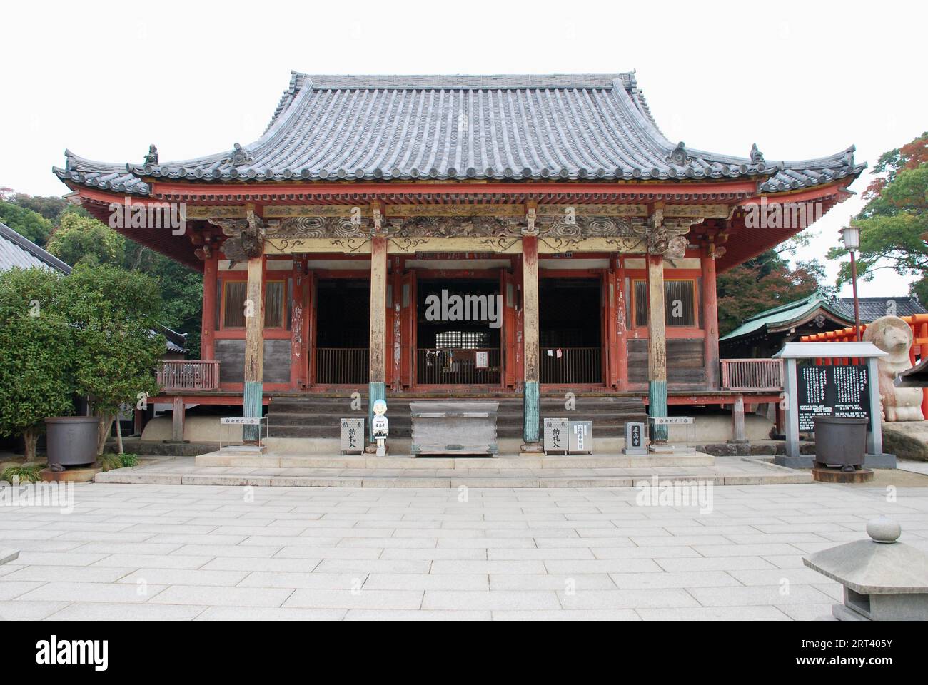 Multiple pillars hi-res stock photography and images - Alamy