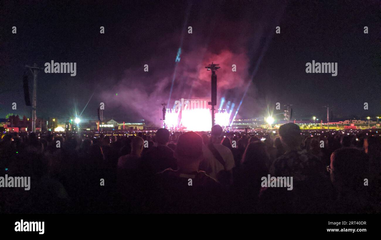 Many people dance concert hi-res stock photography and images - Alamy