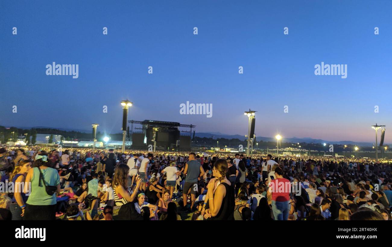 Many people dance concert hi-res stock photography and images - Alamy