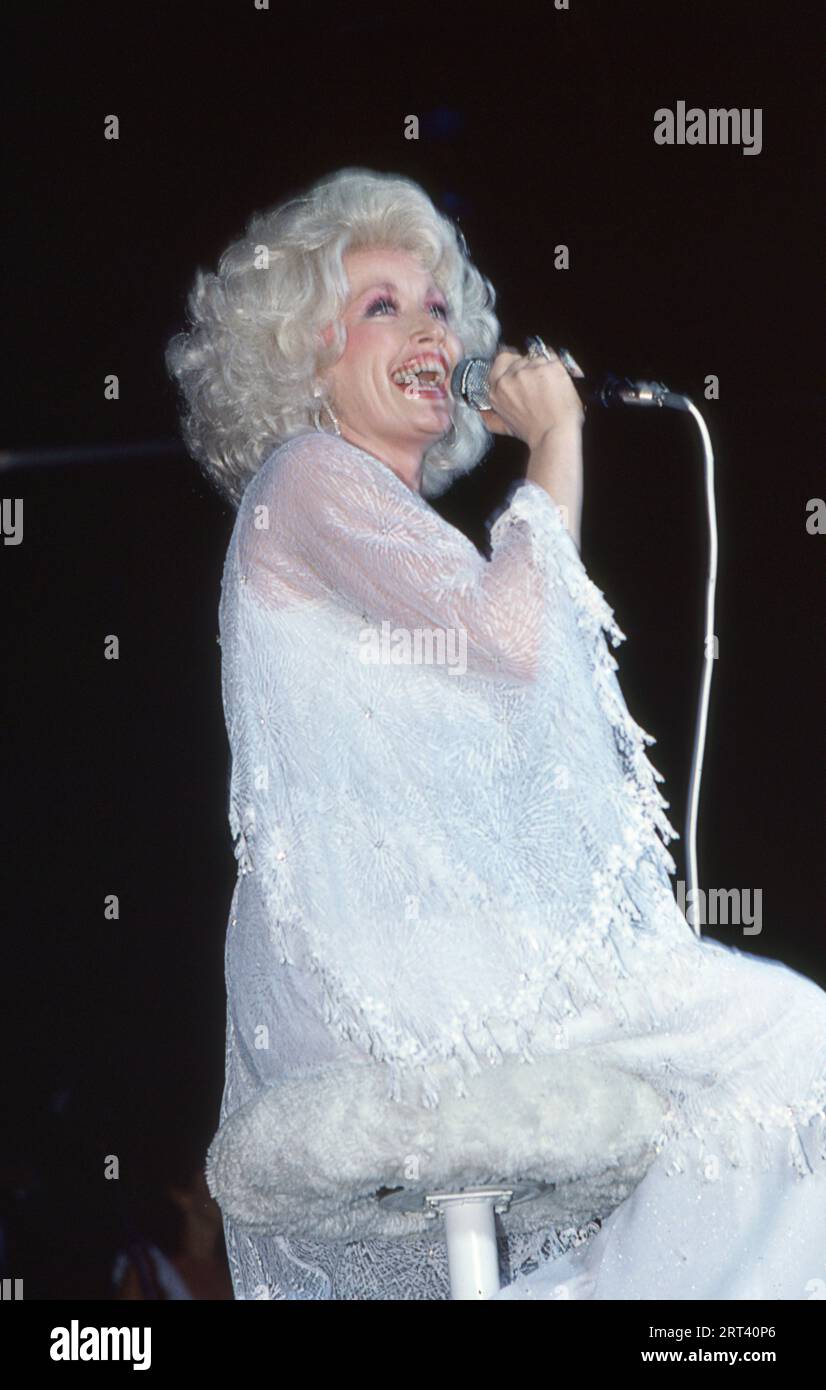 Superstar Dolly Parton performing onstage at a concert during her 1978 ...