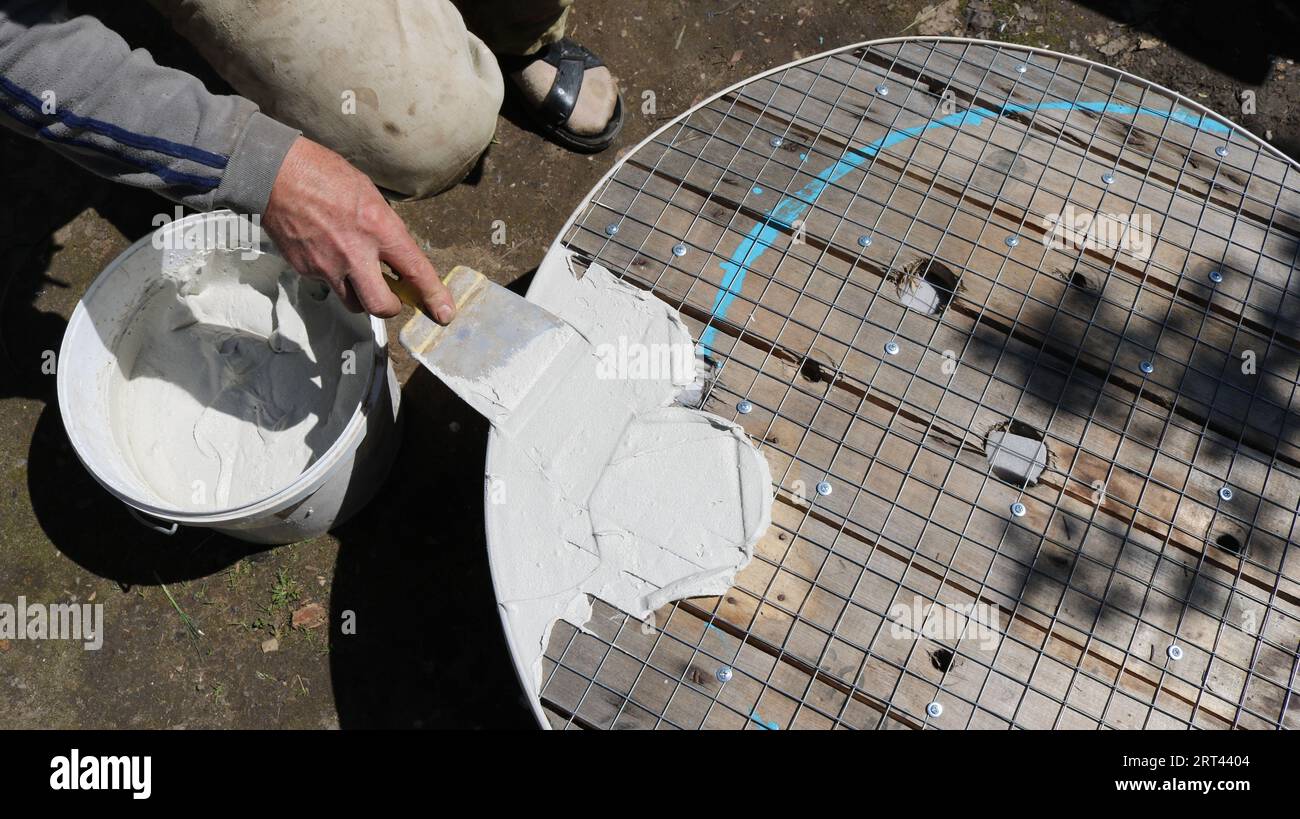 Builder plasterer applies putty plaster hi-res stock photography and ...