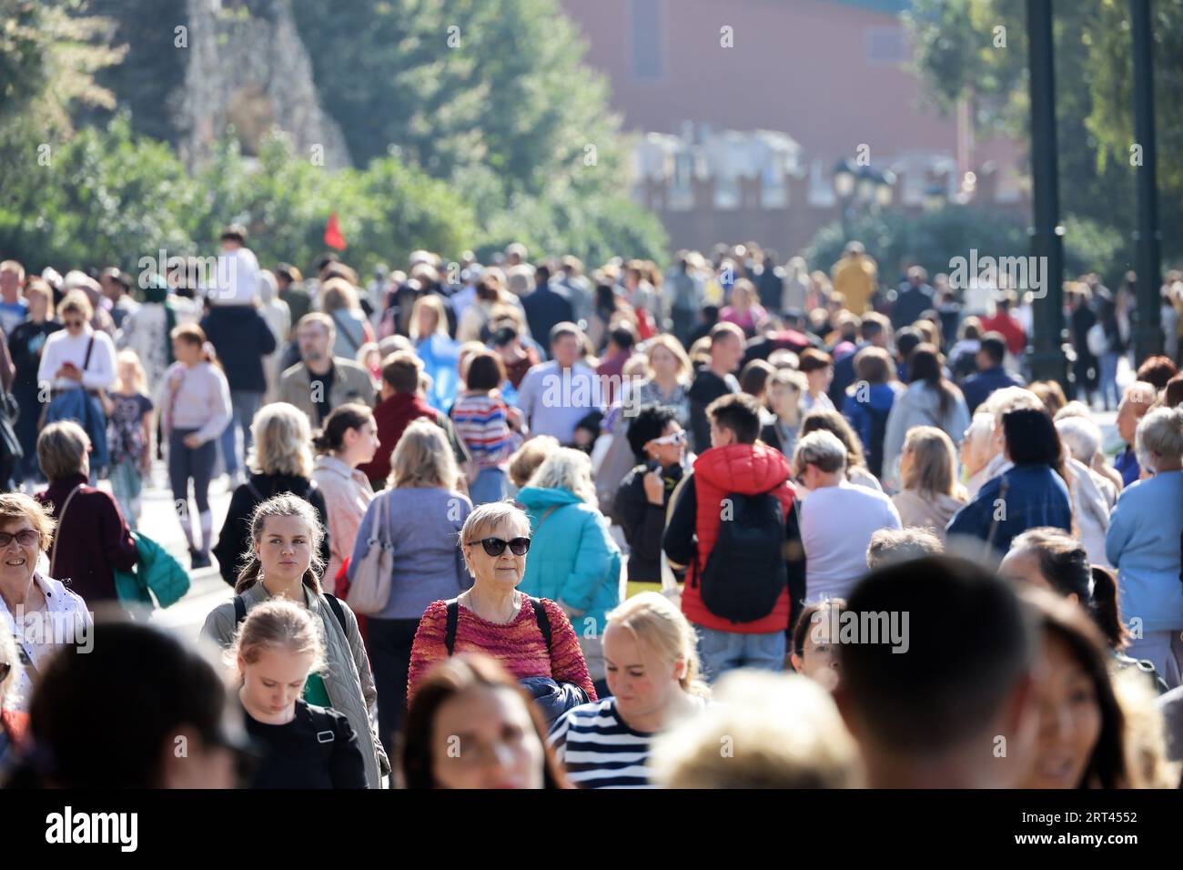 Crowd of people walking hi-res stock photography and images - Alamy