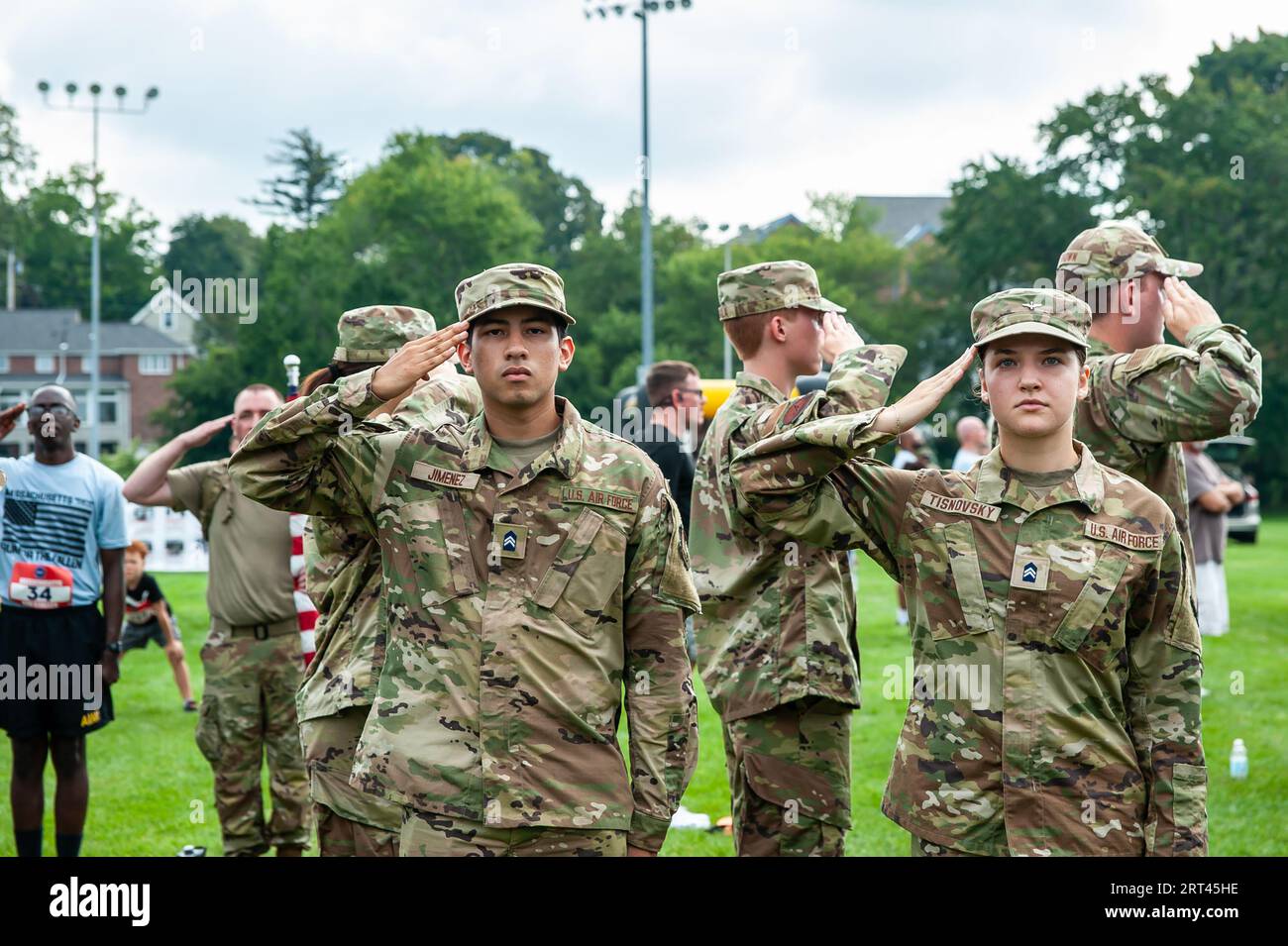 Us soldier salute memorial hi-res stock photography and images - Alamy