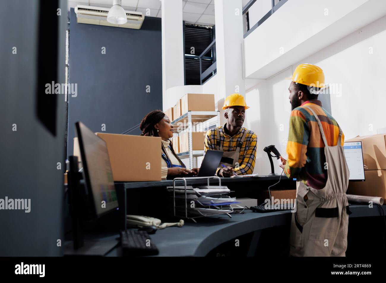 Shipment handlers hi-res stock photography and images - Alamy