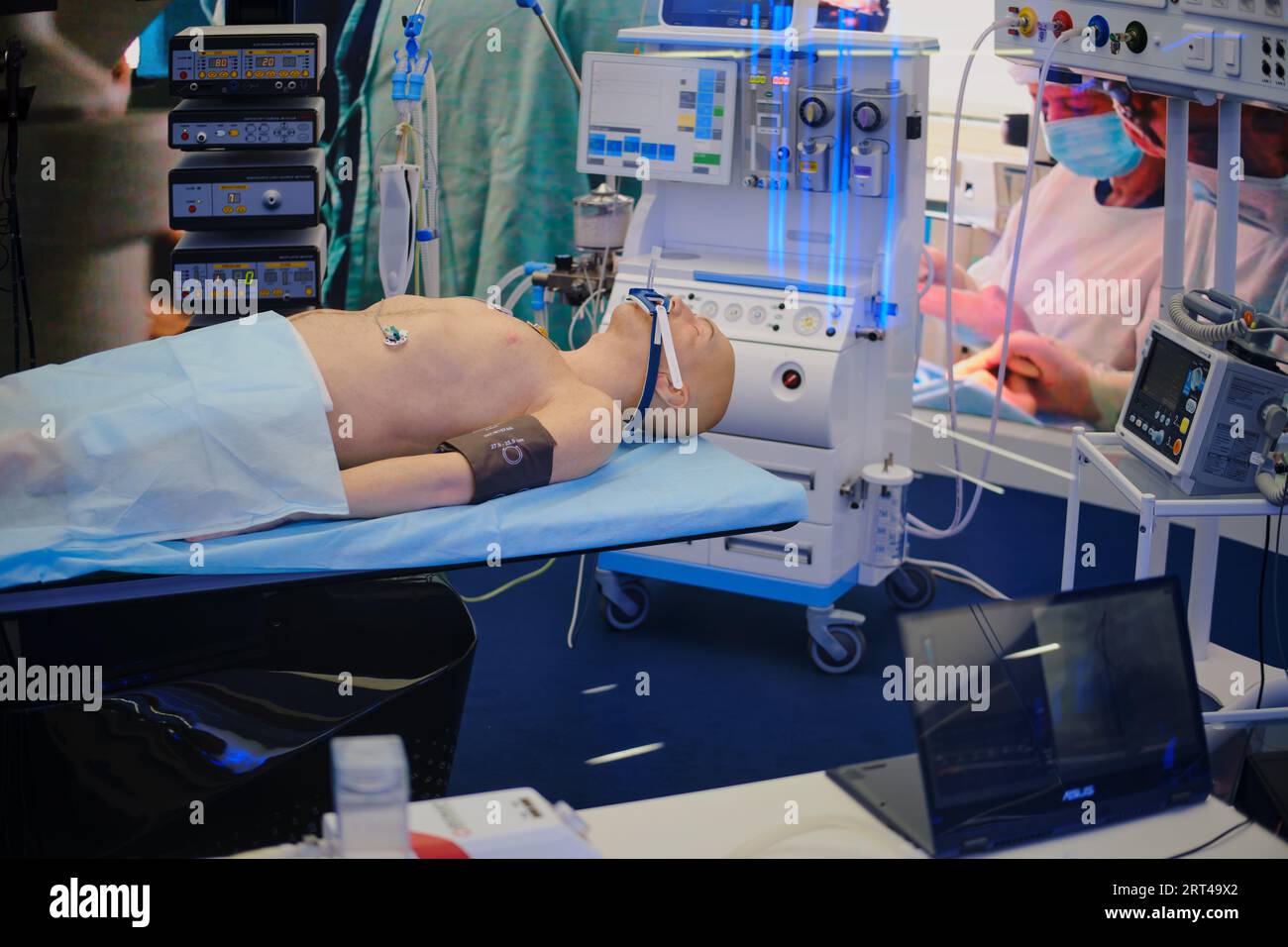 Dummy mannequin patient hospital bed hi-res stock photography and ...
