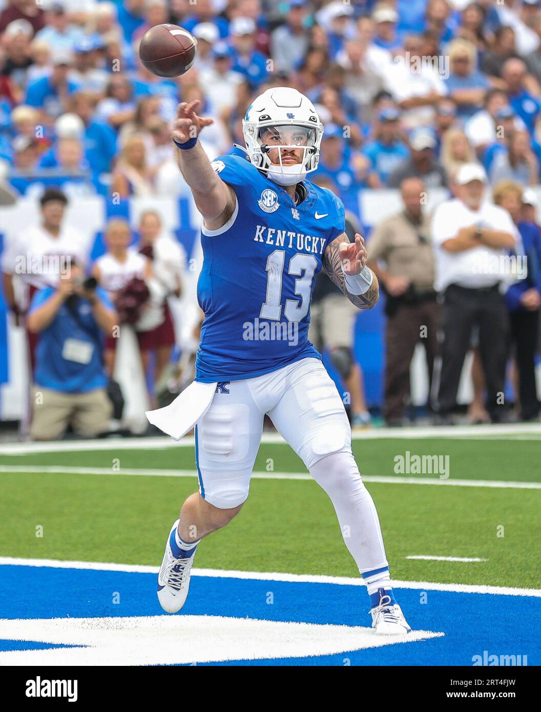 Lexington, KY, USA. 9th Sep, 2023. Kentucky QB Devin Leary (13) throws ...
