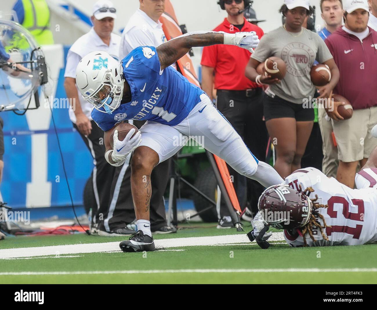 Lexington, KY, USA. 9th Sep, 2023. Kentucky's Ray Davis (1) tries to ...
