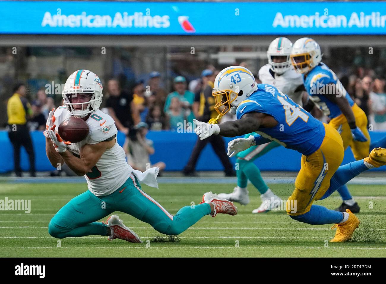 Miami Dolphins wide receiver Braxton Berrios (0) catches a pass next to ...