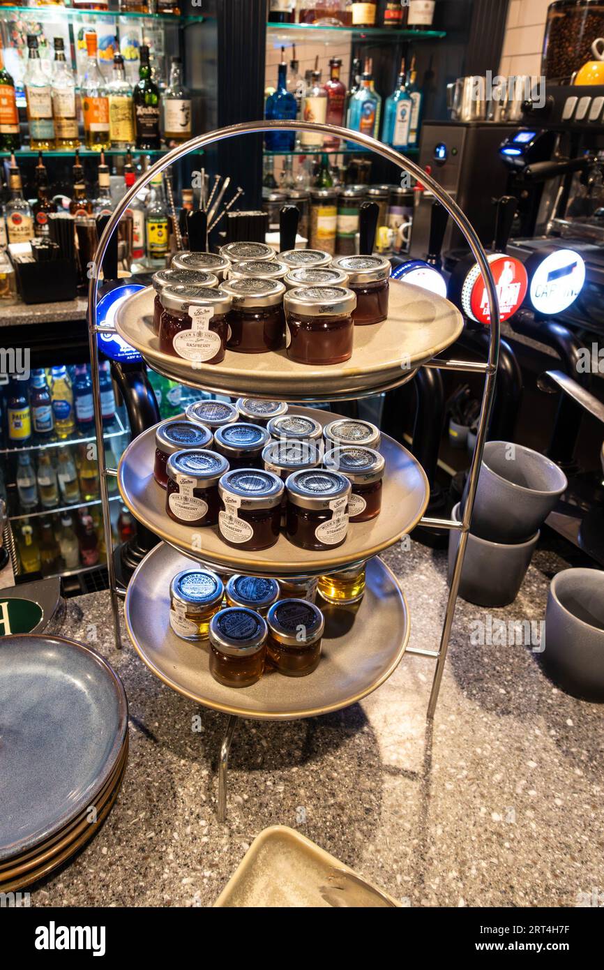 Self service restaurant hi-res stock photography and images - Alamy