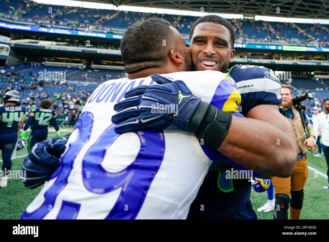 Los Angeles Rams defensive tackle Aaron Donald shakes hands with ...