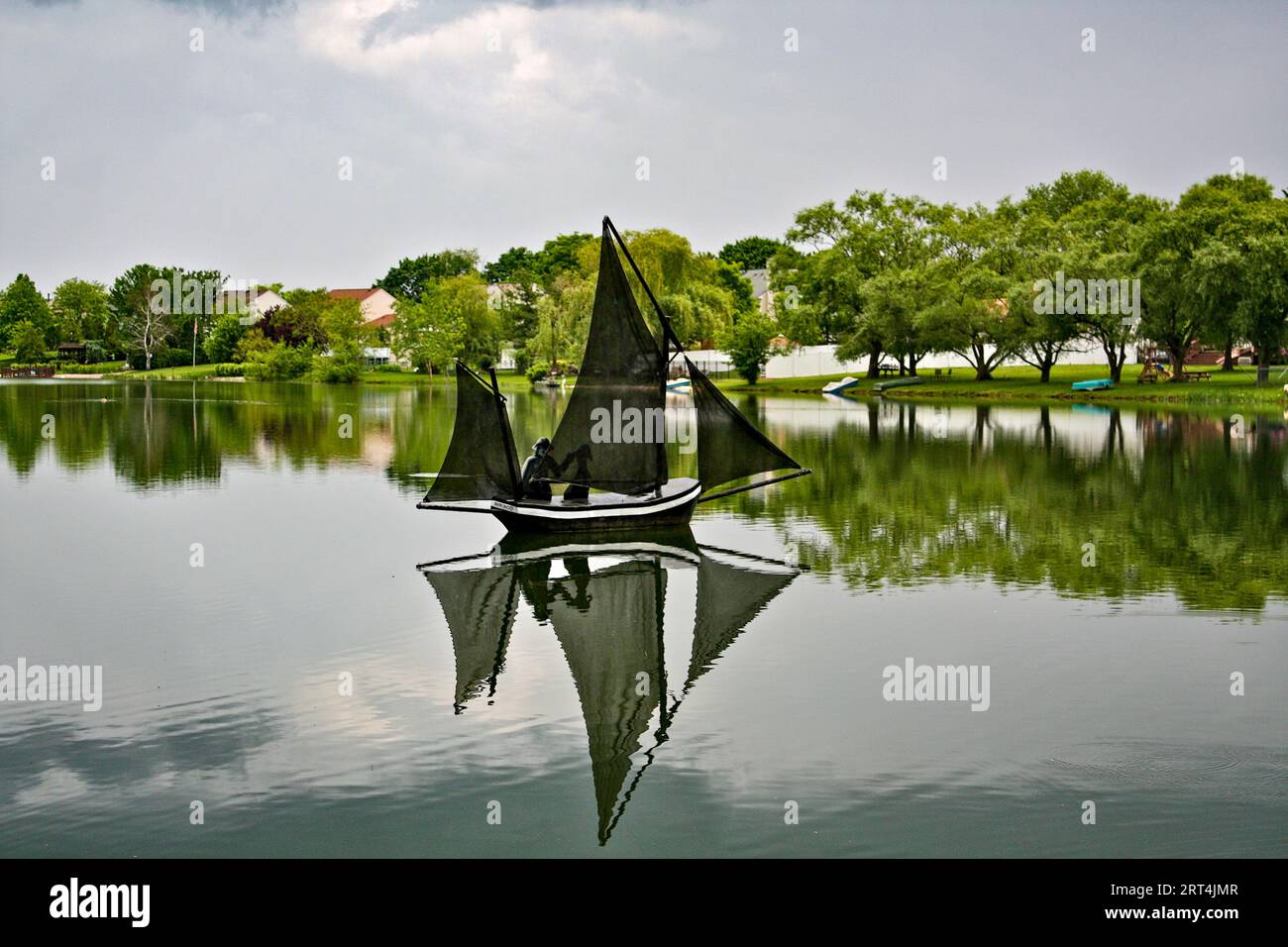 Boat Statue in the middle of lake Stock Photo - Alamy
