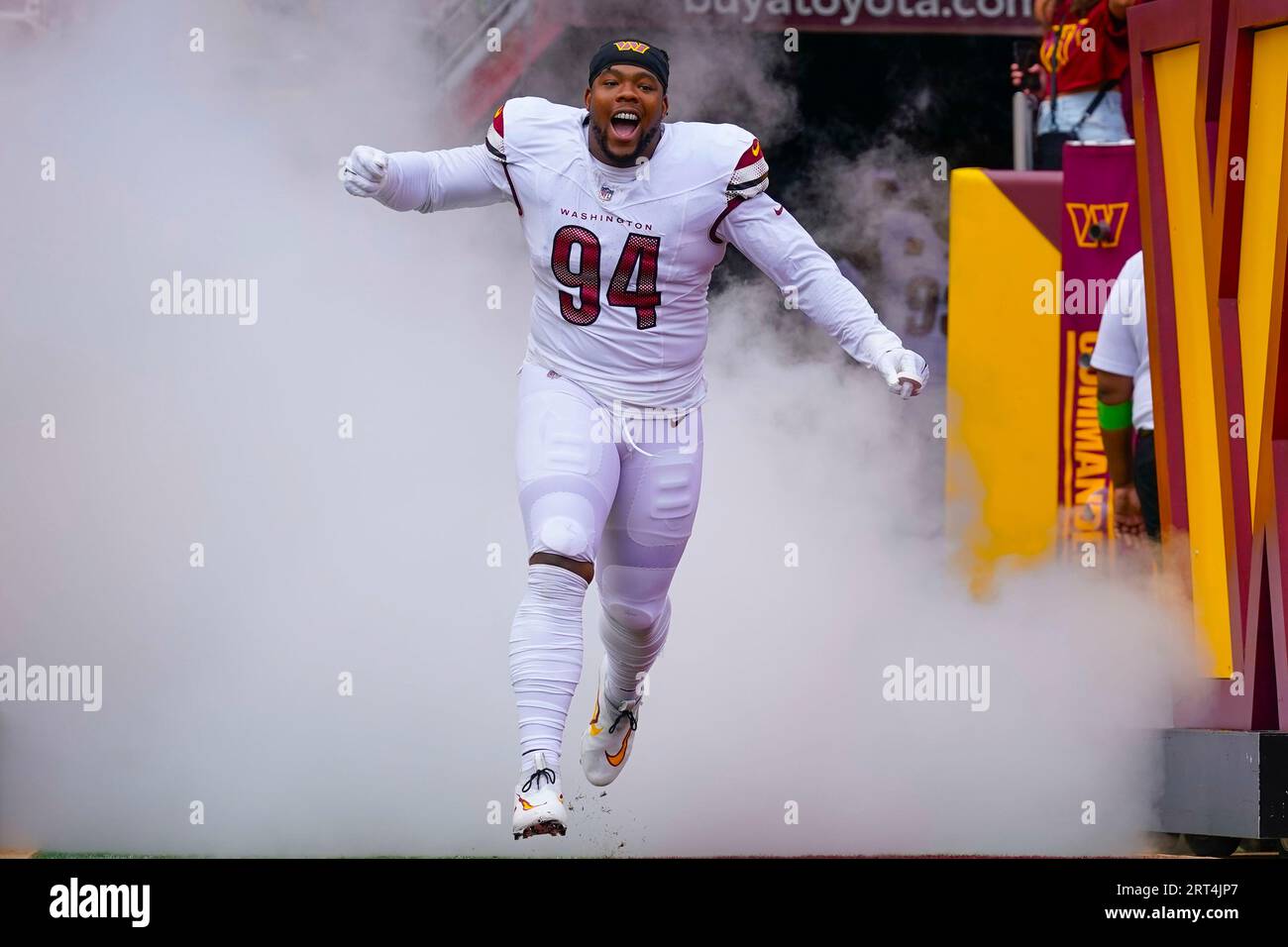 Washington Commanders defensive tackle Daron Payne (94) runs onto the ...