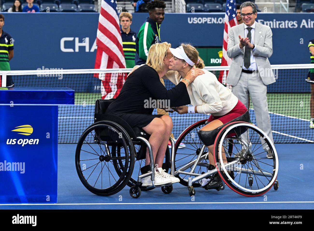 Diede De Groot hugs Wheelchair Legend, Esther Vergeer during a trophy ...