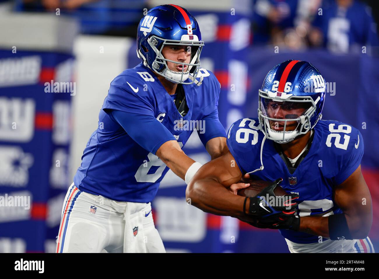 New York Giants quarterback Daniel Jones, left, hands off to Saquon ...