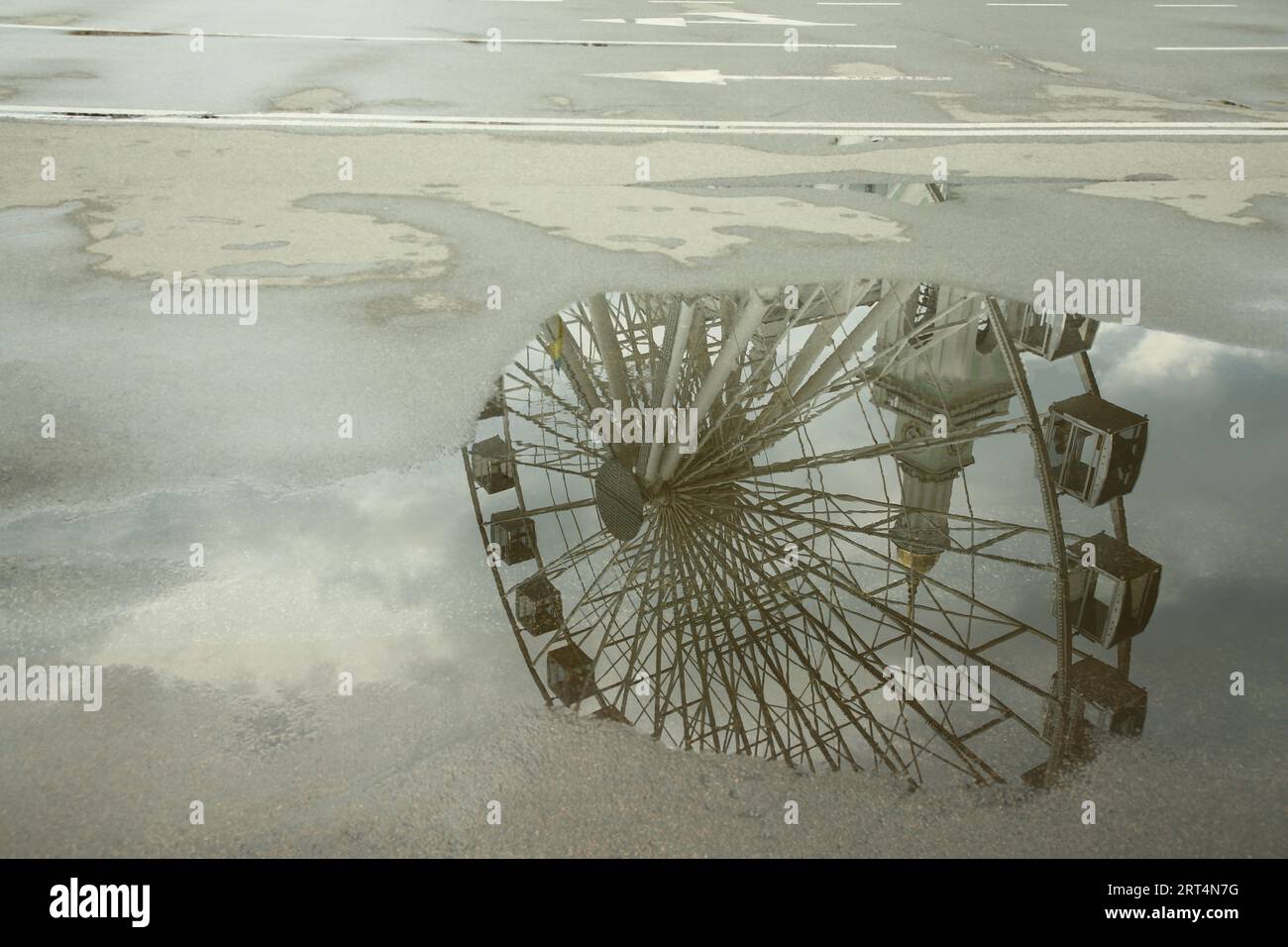 Ferris reflection puddle wheel hi-res stock photography and images - Alamy