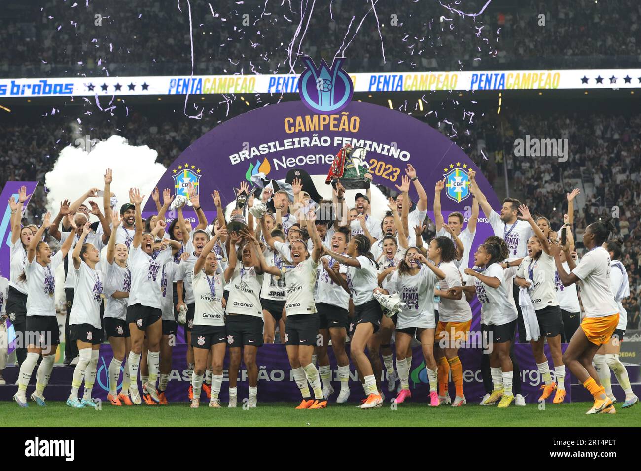 The Corinthians team celebrates their title after the match against ...